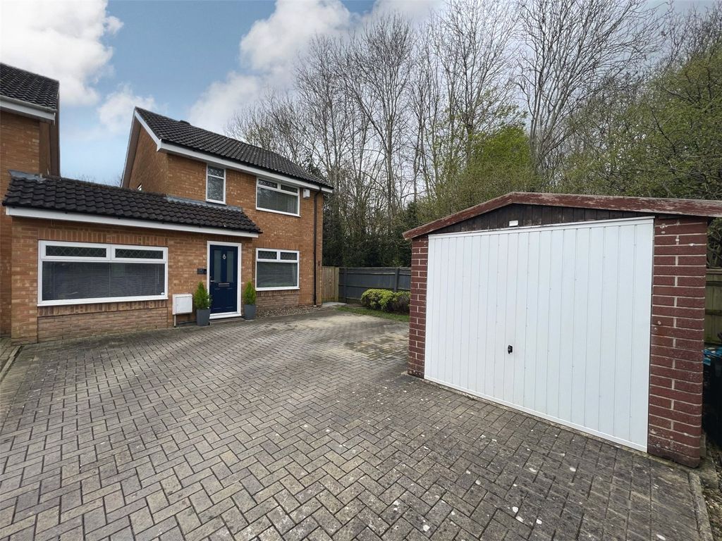 3 bed link detached house for sale in Ashburnham Close, Freshbrook ...