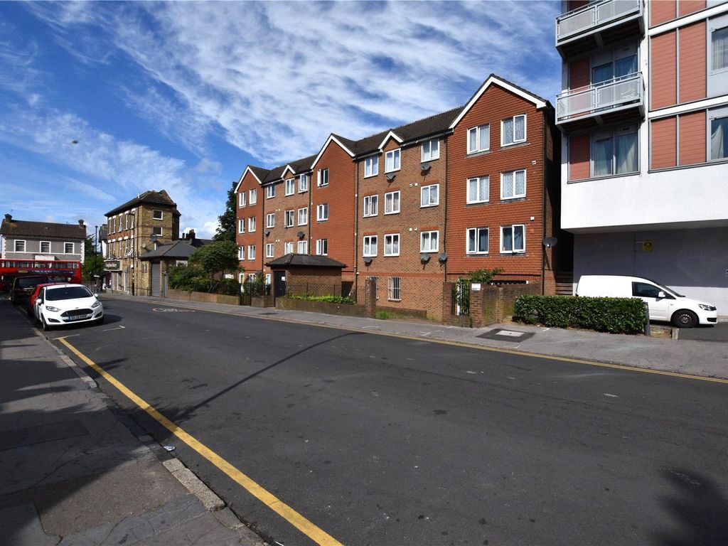 Studio to rent in Mayday Road, Thornton Heath CR7, £1,000 pcm - Zoopla