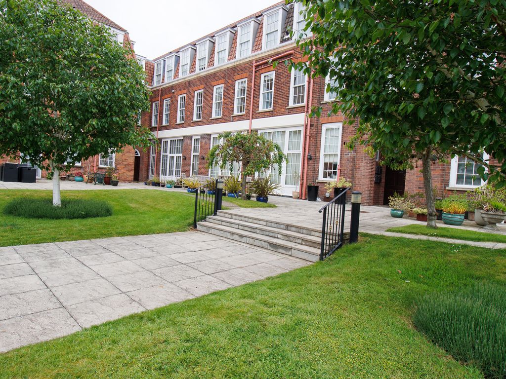 2 bed flat for sale in Hall Park Road, Hunmanby YO14 - Zoopla