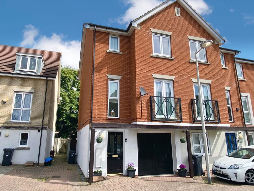 3 Bed Town House For Sale In Norwich Cresent Chadwell Heath Essex Rm6