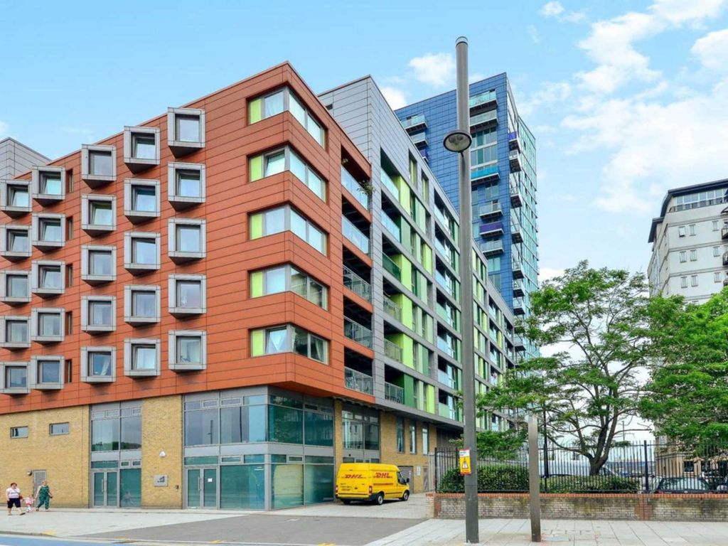 2 bed flat to rent in High Street, Stratford E15, £2,400 pcm - Zoopla