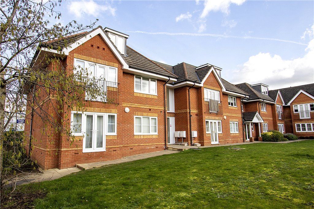 2 Bed Property For Sale In Havelock Road Wokingham Berkshire Rg41 £