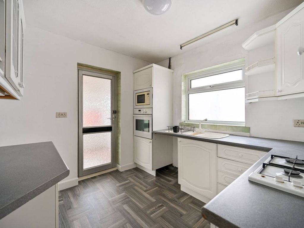 3 bed bungalow to rent in Twickenham, Whitton, Twickenham TW2, £2,900 pcm - Zoopla