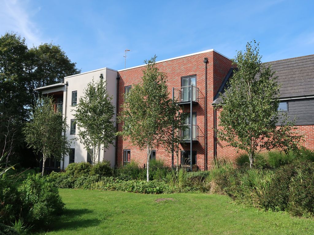 2 bed flat to rent in Sinclair Drive, Basingstoke RG21, £1,250 pcm - Zoopla
