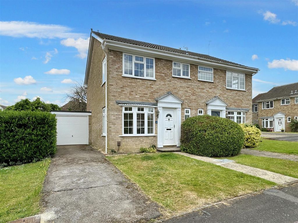 3 Bed Semi Detached House For Sale In Hinstock Close Farnborough Gu14