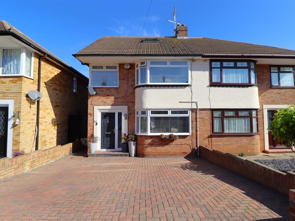 4 Bed Semi Detached House For Sale In Northumberland Avenue Rainham
