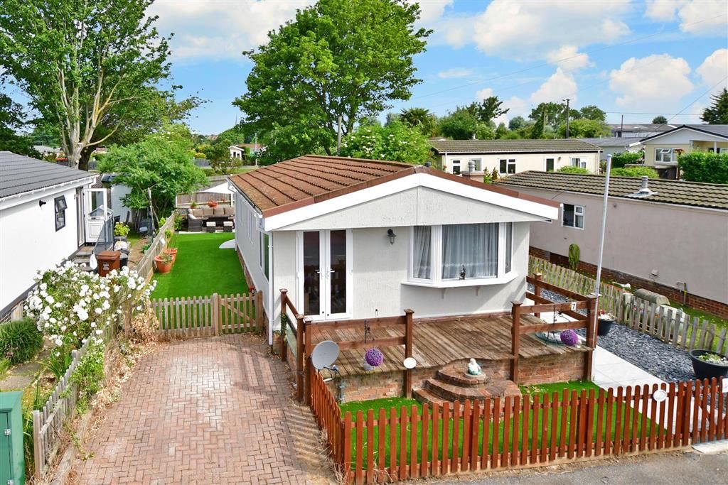 2 bed mobile/park home for sale in Vicarage Lane, Hoo, Rochester, Kent ...