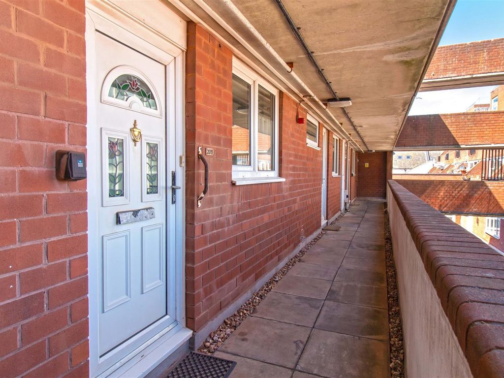 1 bed flat for sale in Guildbourne Centre, Worthing BN11 - Zoopla