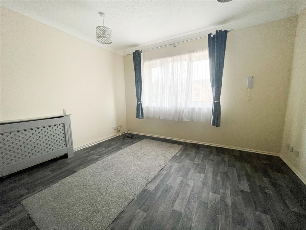 2 bed flat to rent in Vicarage Square, Grays RM17 - Zoopla