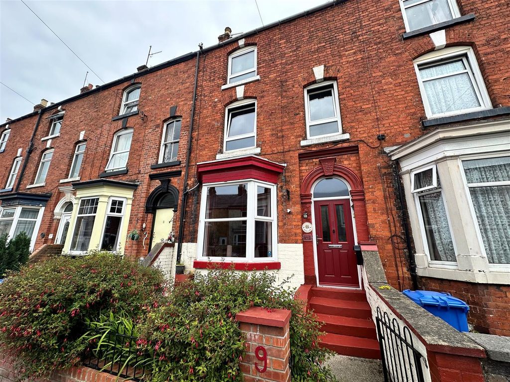 3 bed terraced house for sale in St. Johns Road, Scarborough YO12, £185,000 - Zoopla