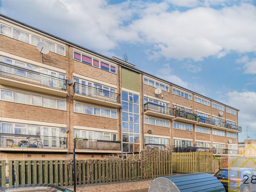 3 bed flat for sale in Leyton Grange Estate, London E10, £400,000 - Zoopla