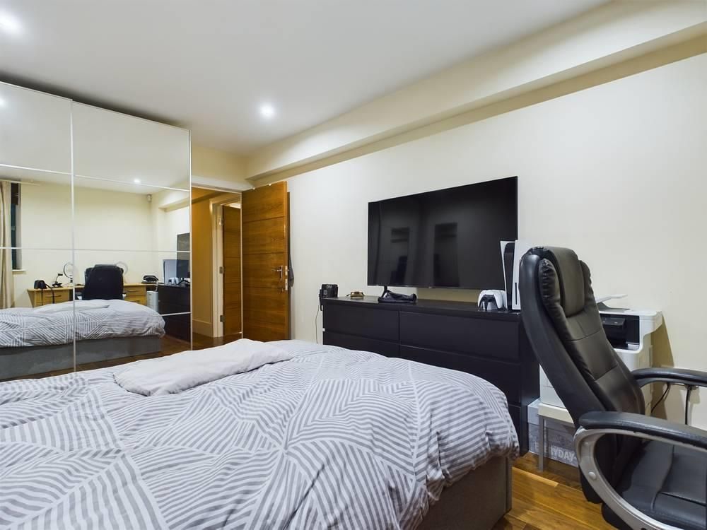 1 bed flat to rent in Shoot Up Hill, London NW2, £1,700 pcm - Zoopla