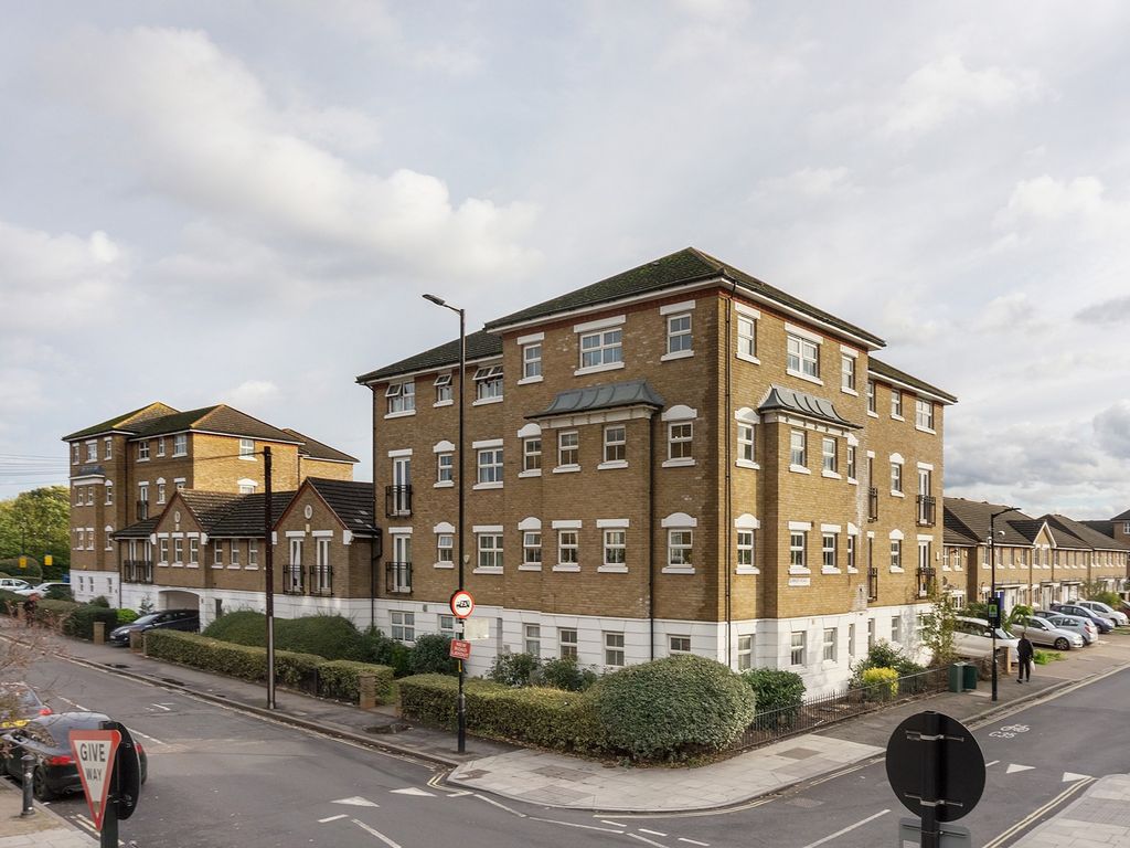 2 bed flat to rent in Commercial Way, London SE15, £2,100 pcm - Zoopla
