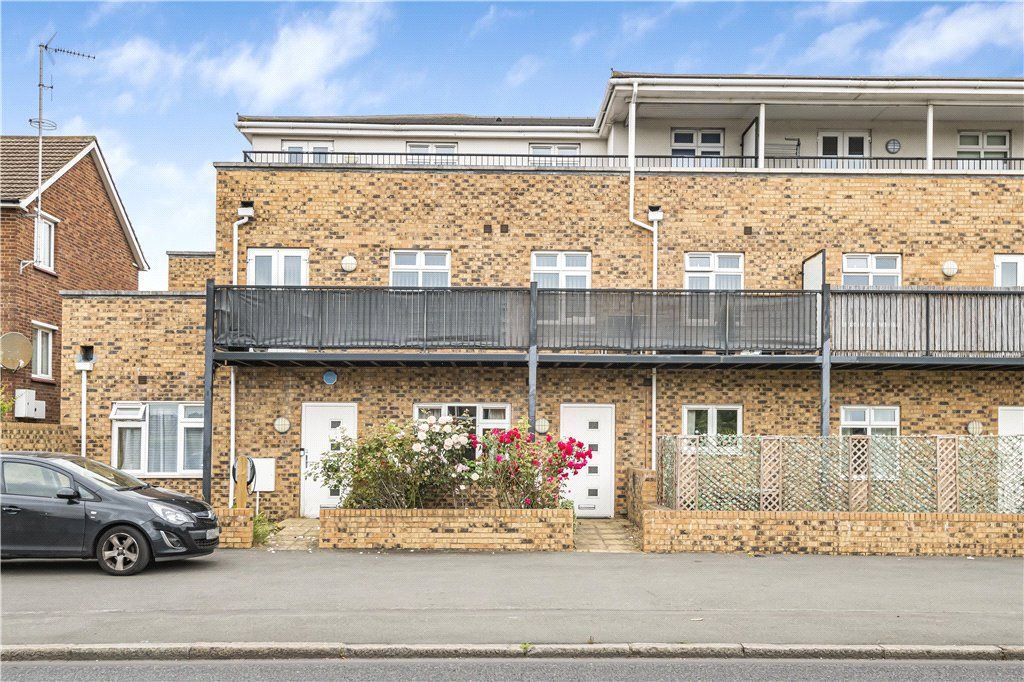2 Bed Maisonette For Sale In Staines Road West Sunbury On Thames
