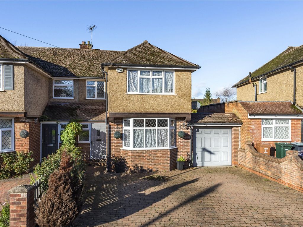 3 Bed Semi Detached House For Sale In Broomfield Rise Abbots Langley