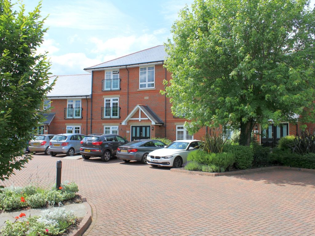 2 bed flat to rent in Whetton Place, Egham, Surrey TW20 - Zoopla