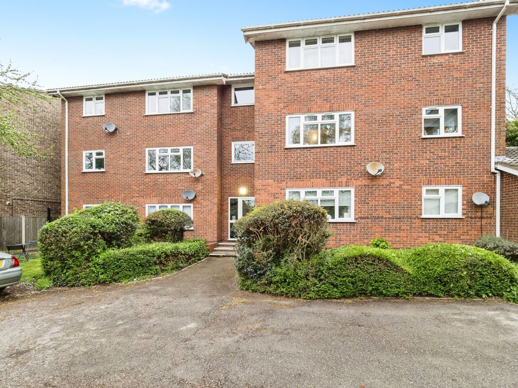2 bed flat for sale in Regency Court, Brentwood CM14, £300,000 - Zoopla