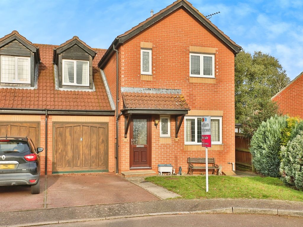 3 Bed Link Detached House For Sale In The Lawn Fakenham Nr21 £275 000