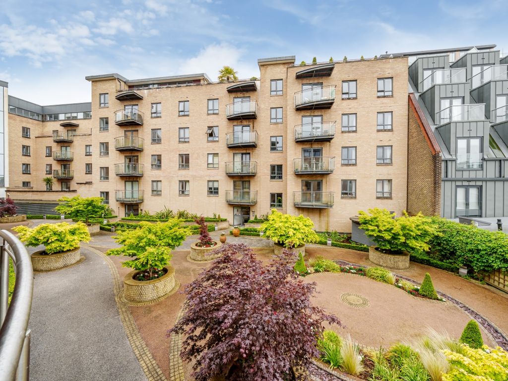 3 bed flat to rent in Trinity Gate, Epsom Road, Guildford GU1, £2,750 ...