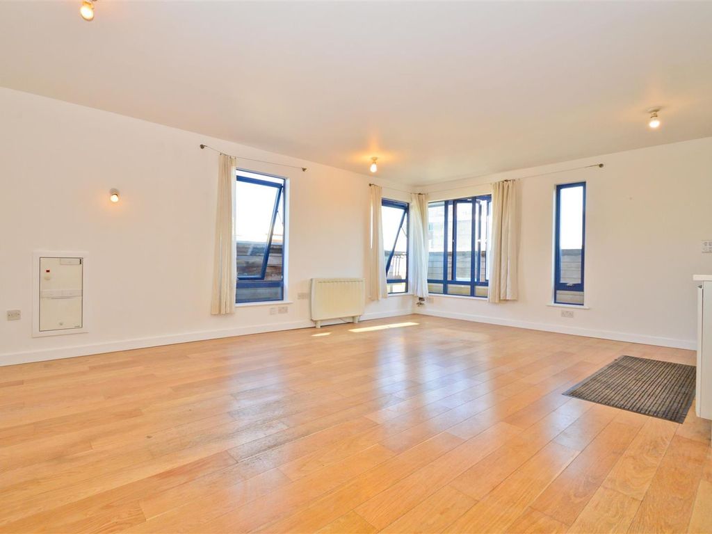 1 bed flat to rent in Hare Row, London E2, £2,000 pcm - Zoopla