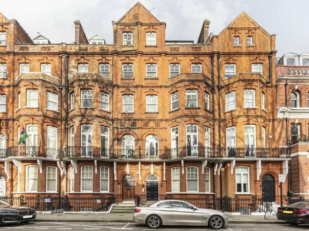 2 bed flat to rent in Kensington Court, London W8, £4,996 pcm - Zoopla