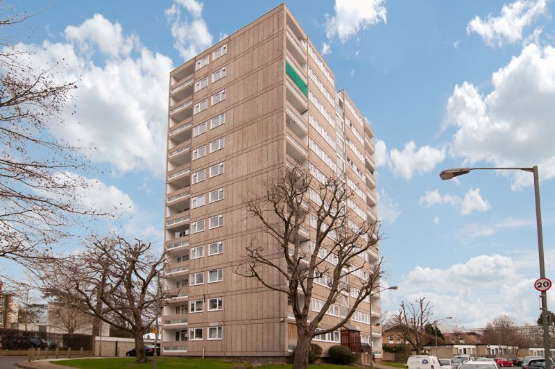 3 bed flat to rent in Fontley Way, London SW15 - Zoopla
