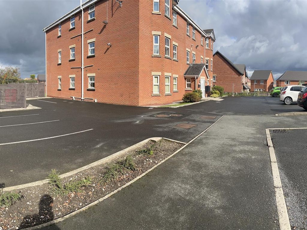1 bed flat for sale in Garden Vale, Leigh WN7 - Zoopla