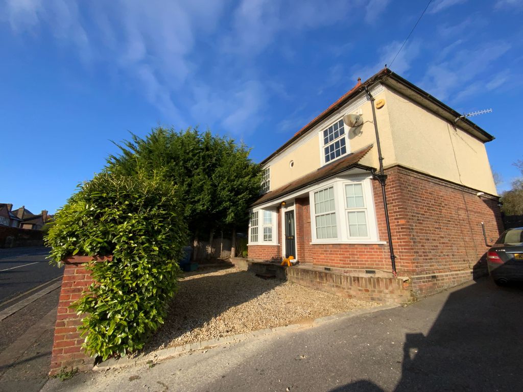 3 Bed Detached House To Rent In West Wycombe Road High Wycombe Hp12 £