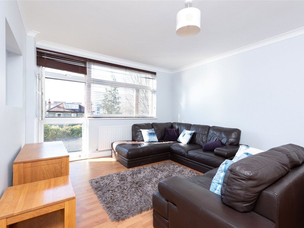 2 bed flat to rent in Carlton Drive, London SW15, £2,000 pcm - Zoopla