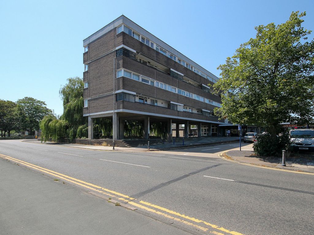 3 bed flat for sale in Ballards Walk, Basildon SS15, £200,000 - Zoopla
