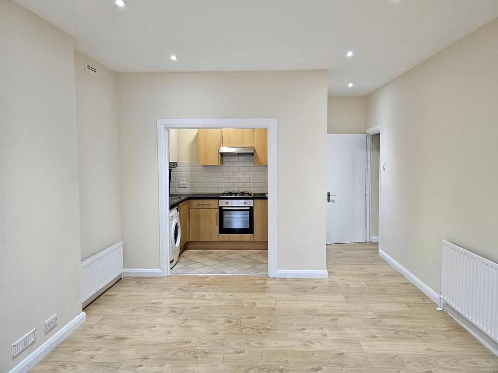 Studio to rent in Dagnall Park, London SE25 - Zoopla