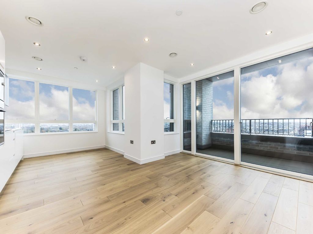 2 bed flat to rent in Grant Road, London SW11, £2,450 pcm - Zoopla