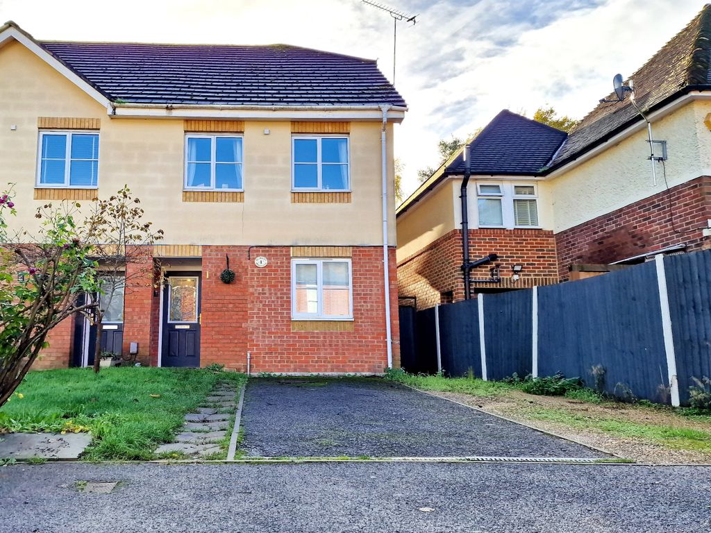 4 Bed End Terrace House For Sale In Copse Road St Johns Woking Gu21