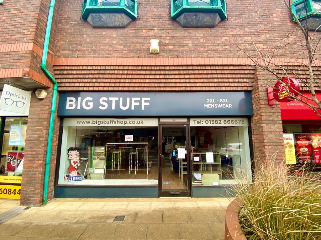 Retail premises to let in 4 Queensway Parade, Dunstable, Bedfordshire ...