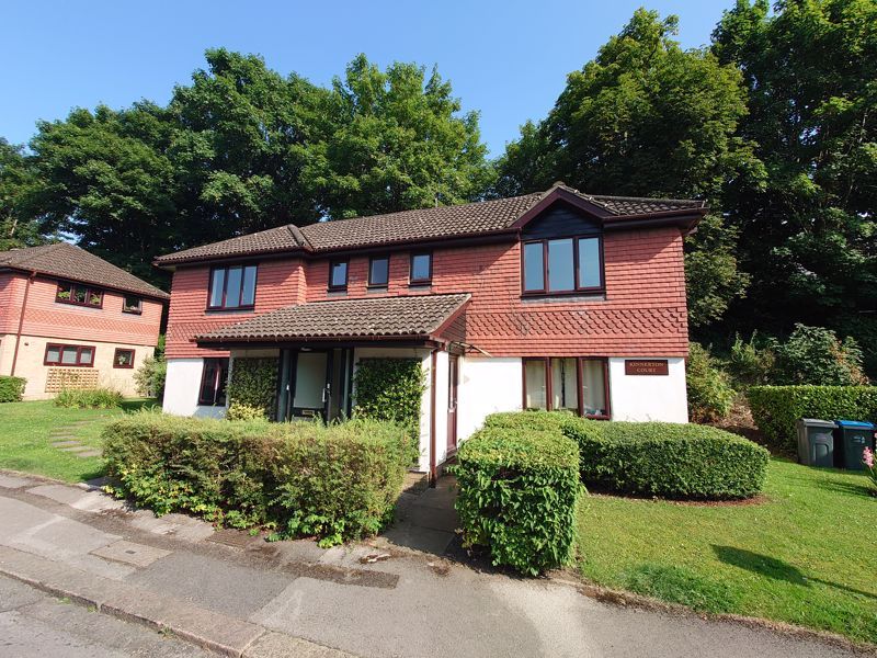 Studio to rent in Station Approach, Coulsdon North, Coulsdon CR5, £ ...