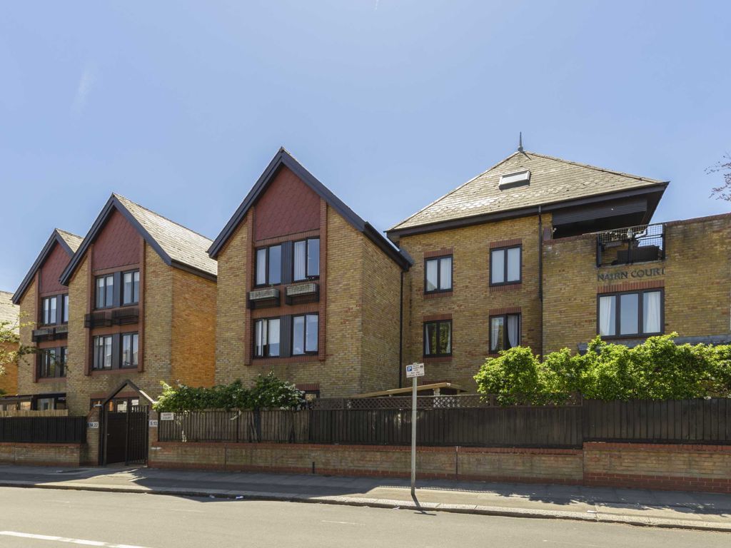 2 bed flat to rent in Trinity Road, London SW19, £2,000 pcm - Zoopla