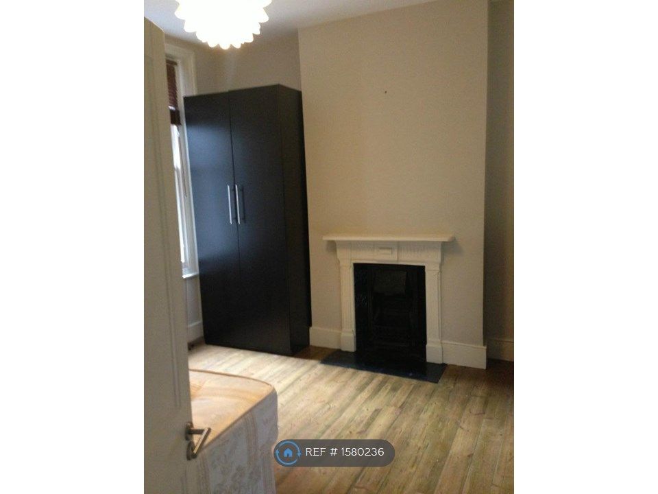 4 bed flat to rent in Latchmere Road, London SW11 - Zoopla