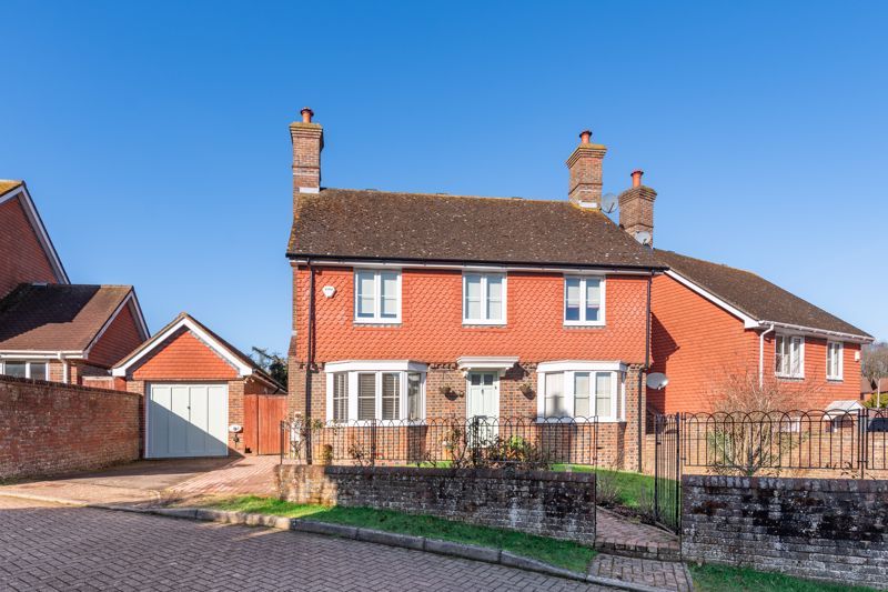 4 Bed Detached House For Sale In Heron Close Ridgewood Uckfield Tn22