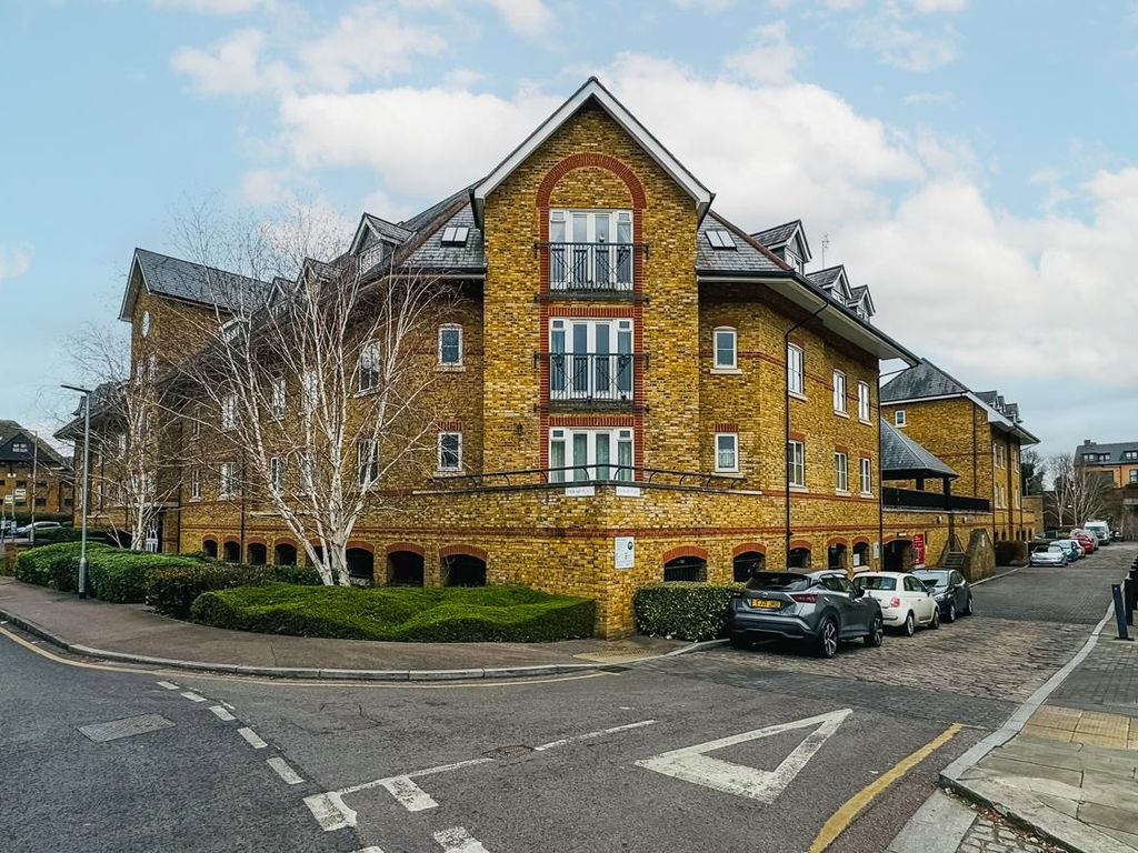 2 bed flat for sale in Station Road, Ware SG12, £275,000 - Zoopla