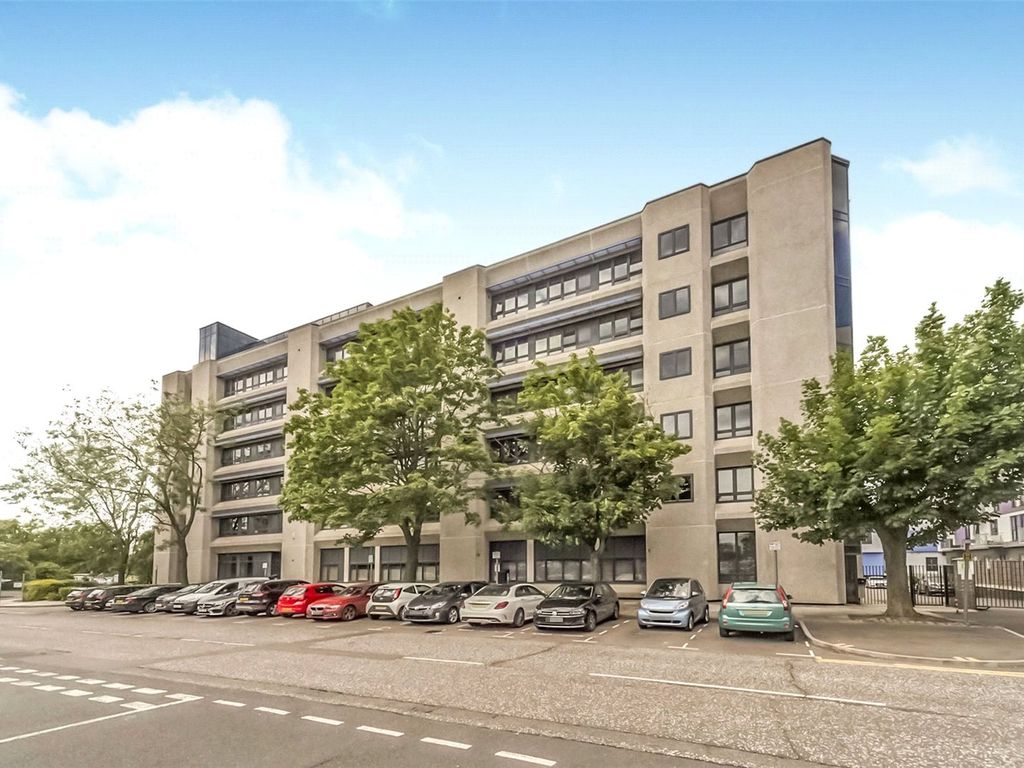 2 bed flat for sale in Skyline House, Swingate, Stevenage ...