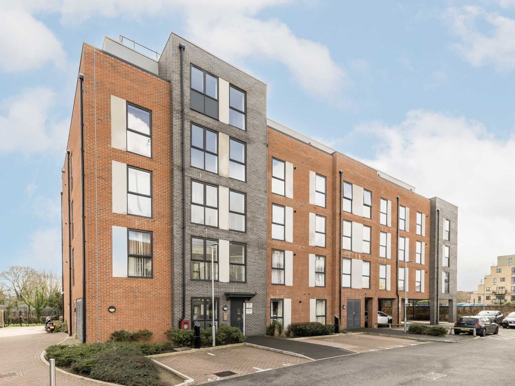 2 bed flat for sale in Gilding Way, Southall UB2, £400,000 - Zoopla