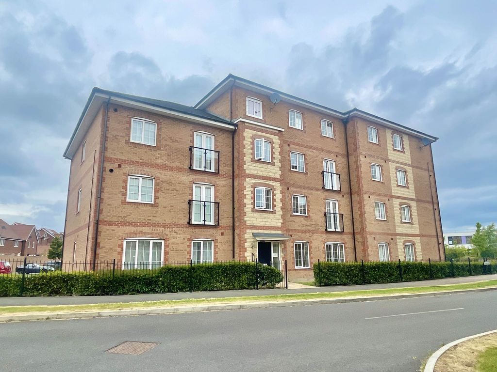 2 bed flat to rent in Scots Pine Way, Didcot OX11, £1,250 pcm - Zoopla