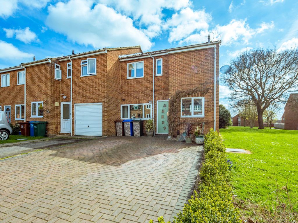 3 bed semi-detached house to rent in Bassett Avenue, Bicester OX26 - Zoopla