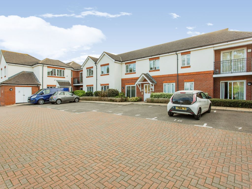 2 Bed Flat For Sale In Ashingdon Road Rochford Essex Ss4 £210 000