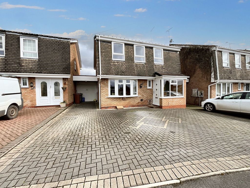 4 Bed Link Detached House For Sale In Old Barn Close Gnosall St20 £