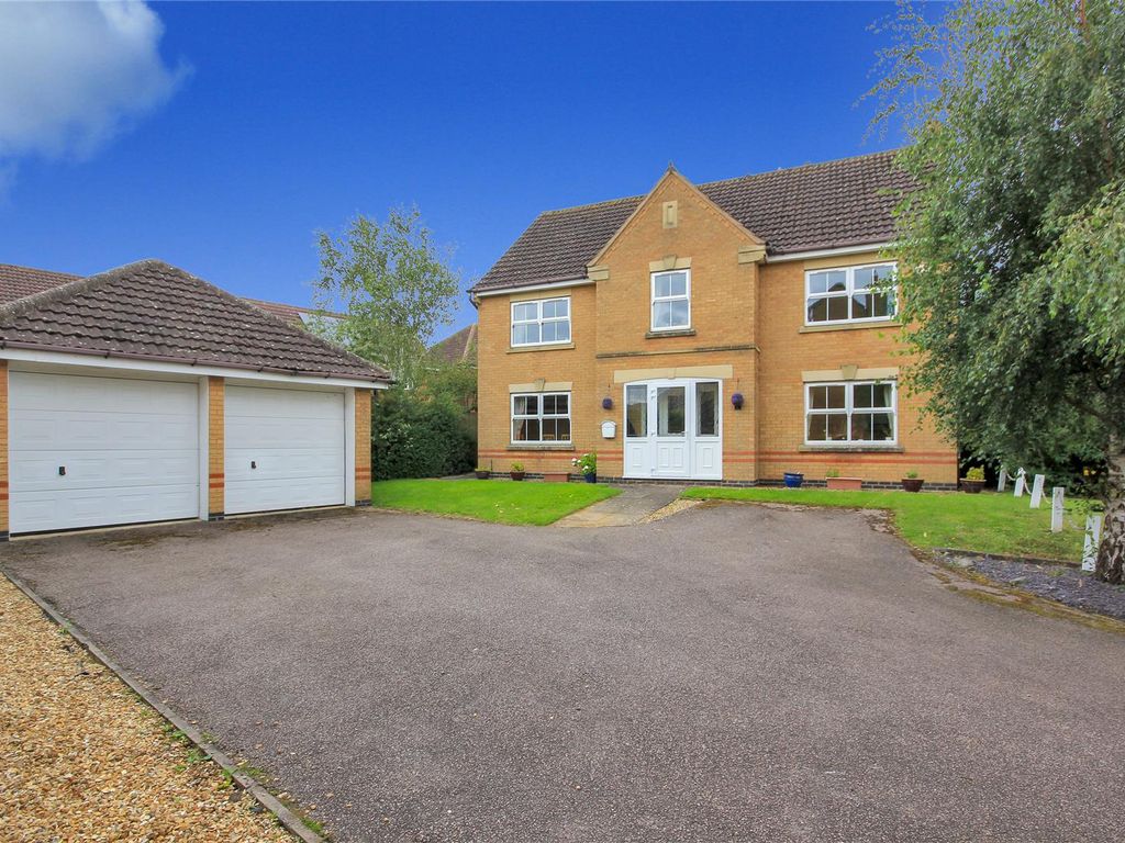 4 Bed Detached House For Sale In King Cup Close Rushden Nn10 £525 000