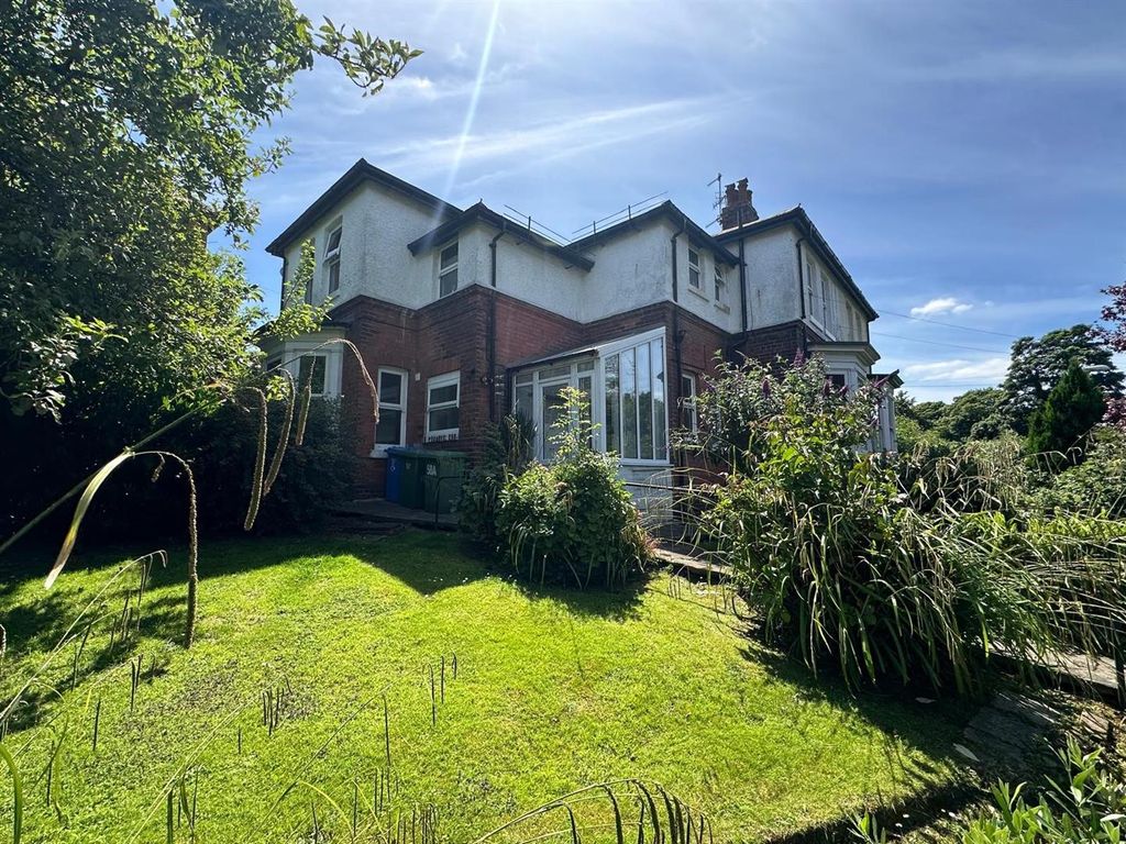 2 bed flat for sale in Valley Road, Scarborough YO11, £160,000 - Zoopla