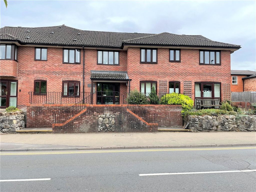 2 bed flat to rent in George Lane, Marlborough, Wiltshire SN8, £825 pcm - Zoopla