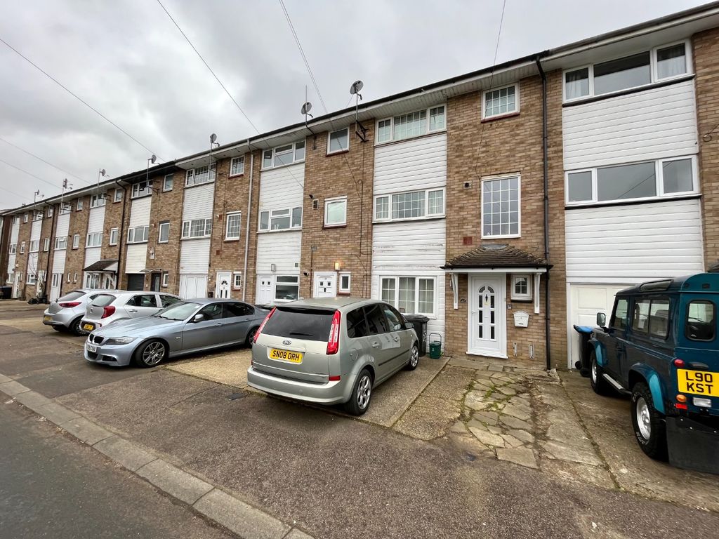 3 bed maisonette for sale in Malvern Way, Hemel Hempstead ...