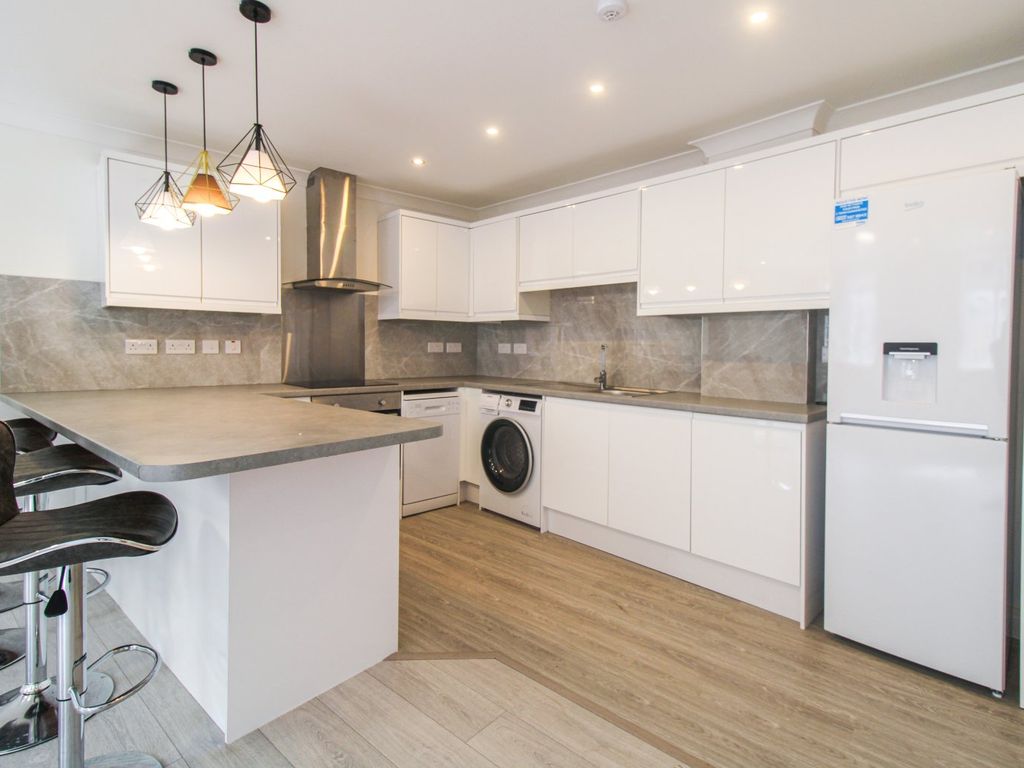 1 bed flat to rent in Sundridge Place, Addiscombe, Croydon CR0, £1,400 ...